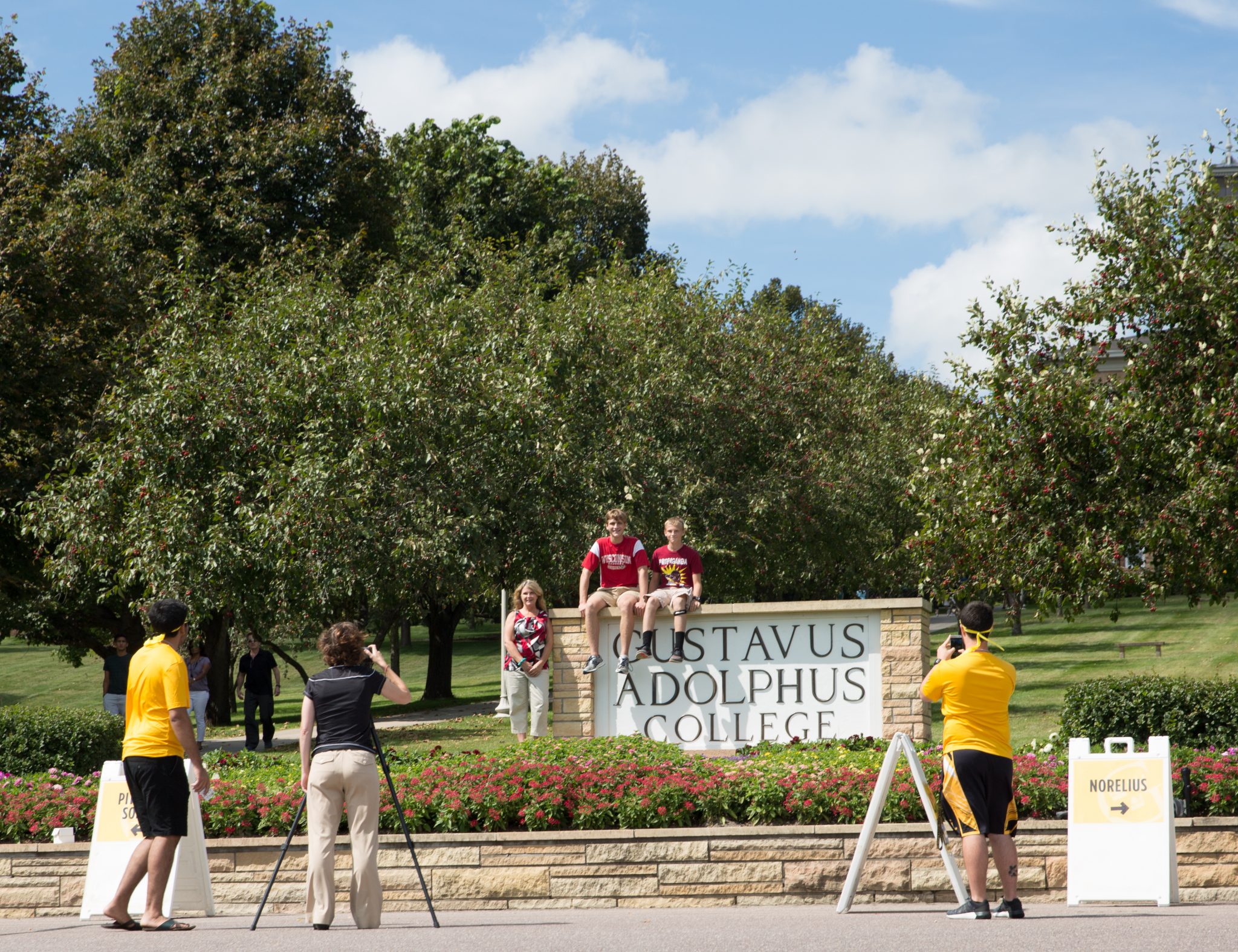 New Gusties experience first days on campus: Greeters help acclimate ...